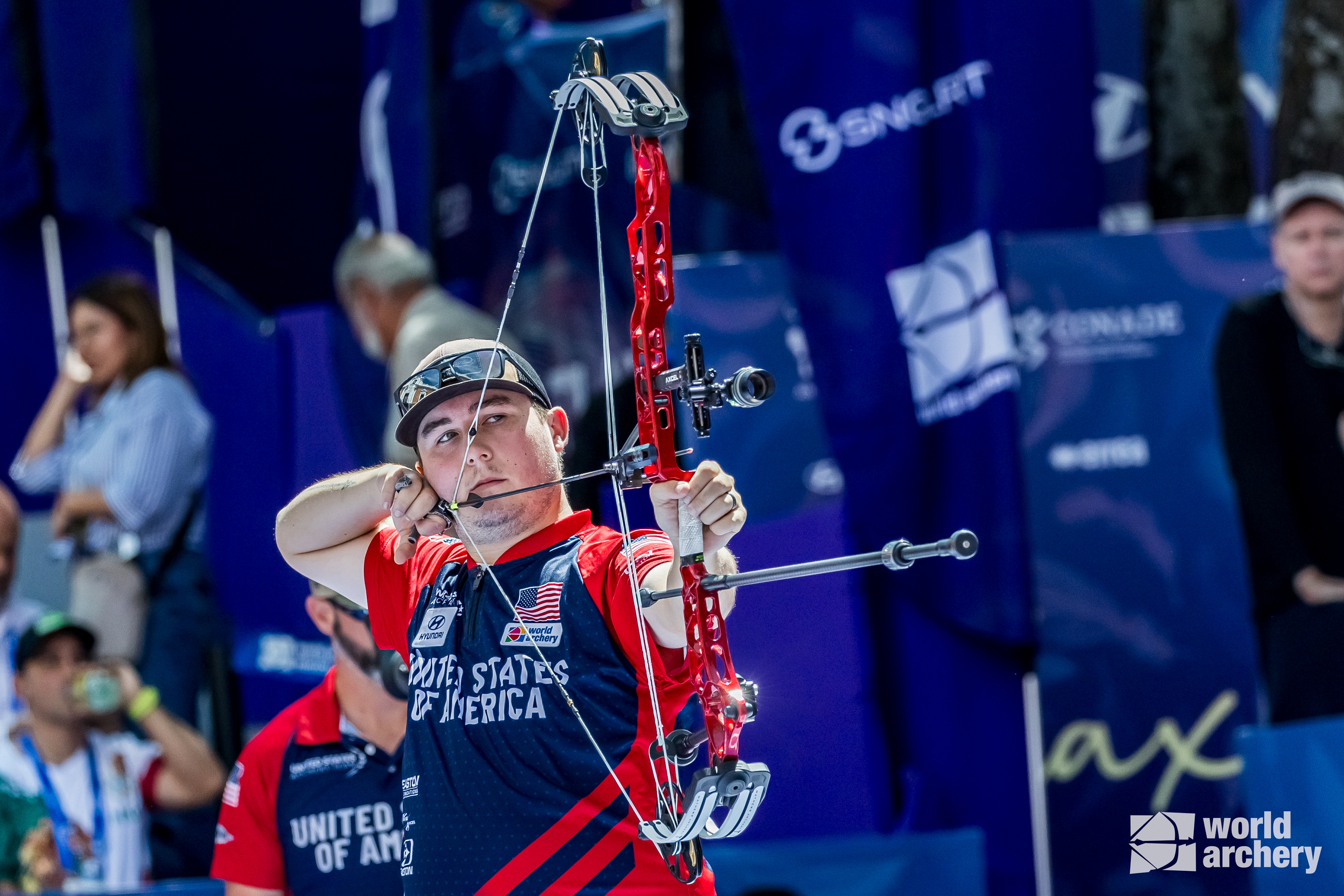 A flawless display from Lutz leads him to victory at the Archery World ...